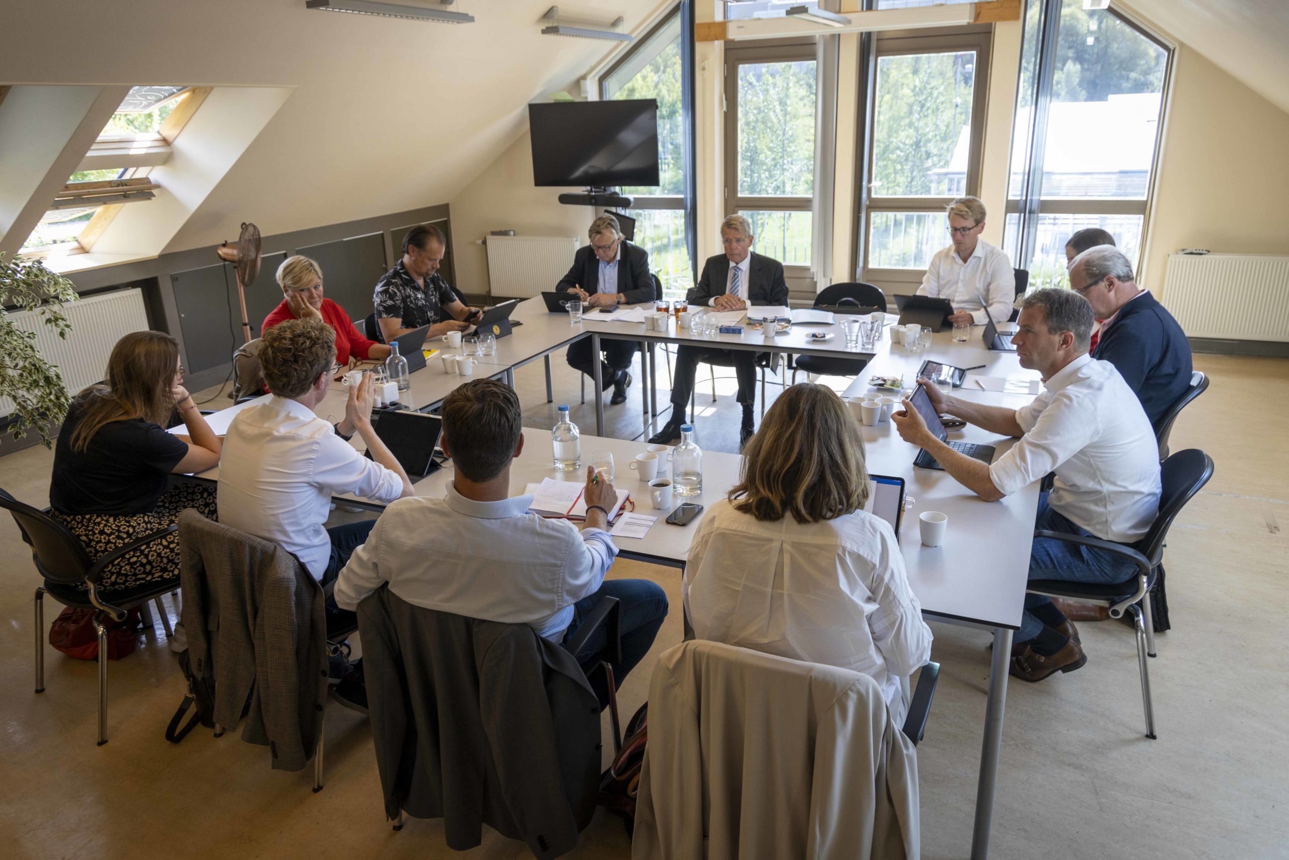 Formatie hangt aan zijden draadje